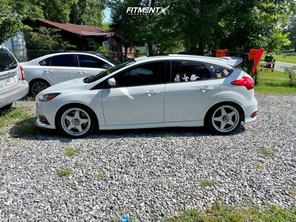 2016 Ford Focus ST with 18x8.5 Fifteen52 Chicane and Hankook 235x40 on ...
