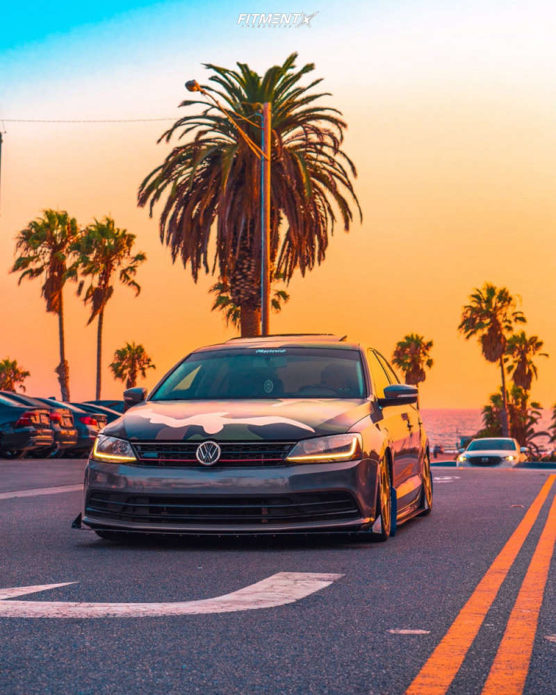 2017 Volkswagen Jetta SE with 18x8.5 Fifteen52 Tarmac and Nokian 235x45 ...