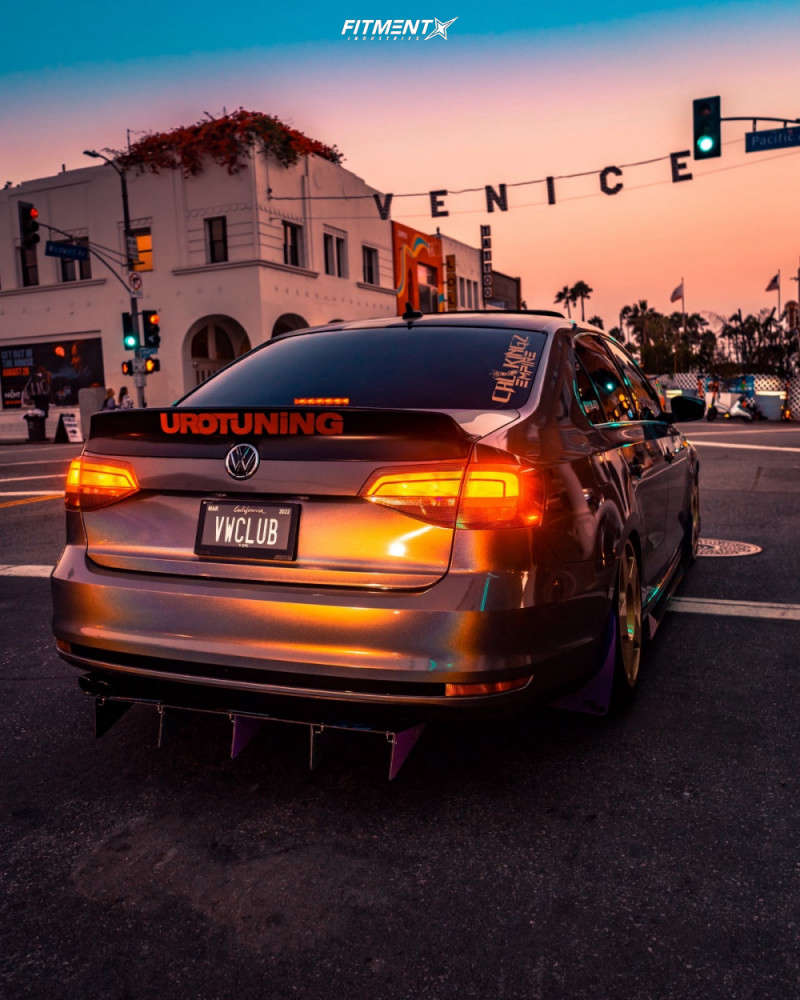 2017 Volkswagen Jetta SE with 18x8.5 Fifteen52 Tarmac and Nokian 235x45 ...