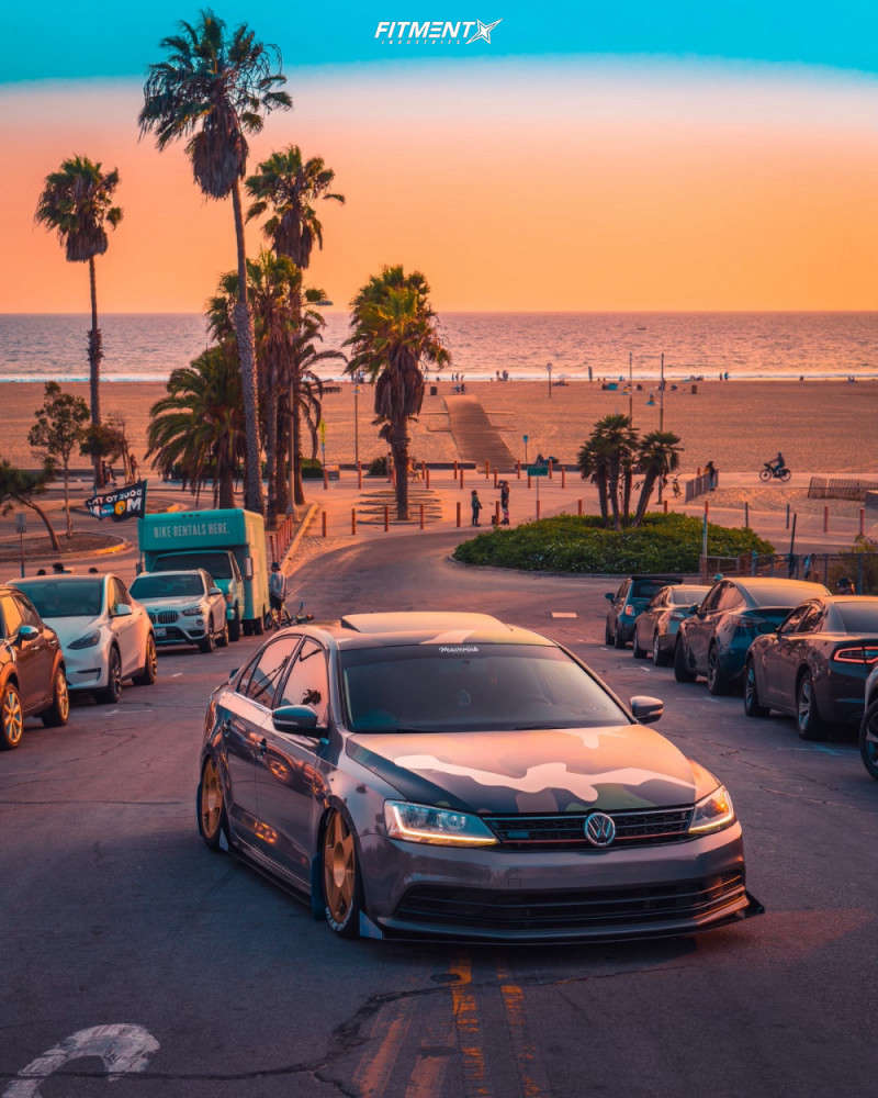 2017 Volkswagen Jetta SE with 18x8.5 Fifteen52 Tarmac and Nokian 235x45 ...