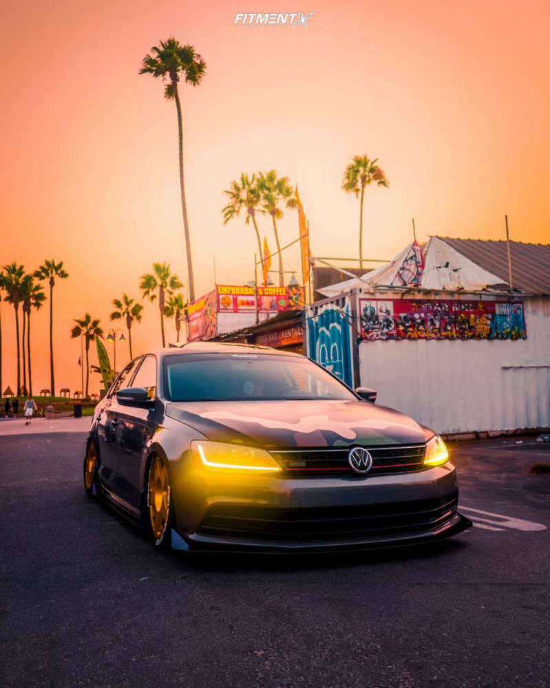 2017 Volkswagen Jetta SE with 18x8.5 Fifteen52 Tarmac and Nokian 235x45 ...