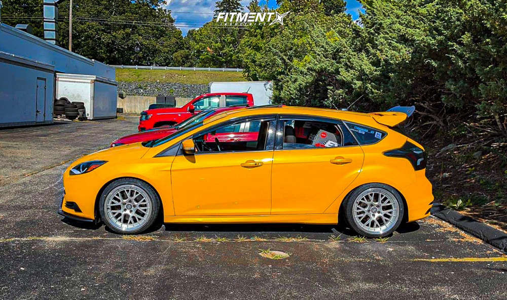 2013 Ford Focus ST with 18x9.5 ESR Cs11 and Milestar 225x40 on Lowering ...