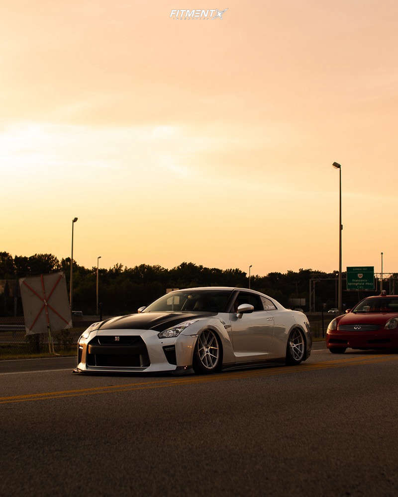 2013 Nissan GT-R Premium with 20x10 Ferrada F8-fr8 and Pirelli 265x35 ...