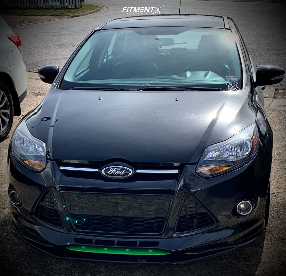2013 Ford Focus Titanium with 18x9.5 ESR Sr01 and Kenda 235x40 on ...