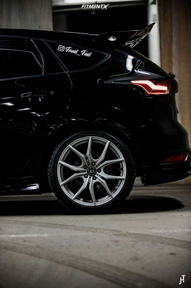 2017 Ford Focus ST with 18x8.5 Drag Dr67 and Falken 255x40 on Lowering ...
