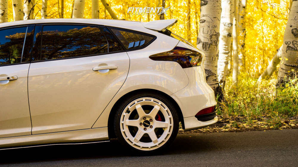 2018 Ford Focus ST with 19x8.5 Rotiform Kb1 and Velozza 235x35 on ...
