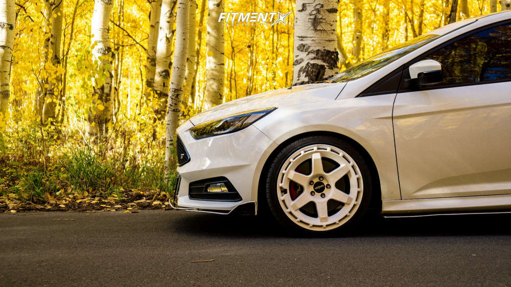 2018 Ford Focus ST with 19x8.5 Rotiform Kb1 and Velozza 235x35 on ...