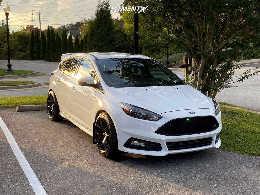 2018 Ford Focus ST with 18x8.5 ESR Rf2 and Goodyear 235x40 on Stock ...