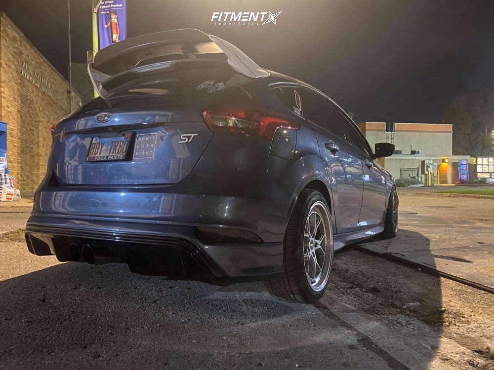 2018 Ford Focus ST with 18x8.5 ESR Cs2 and Continental 245x40 on ...