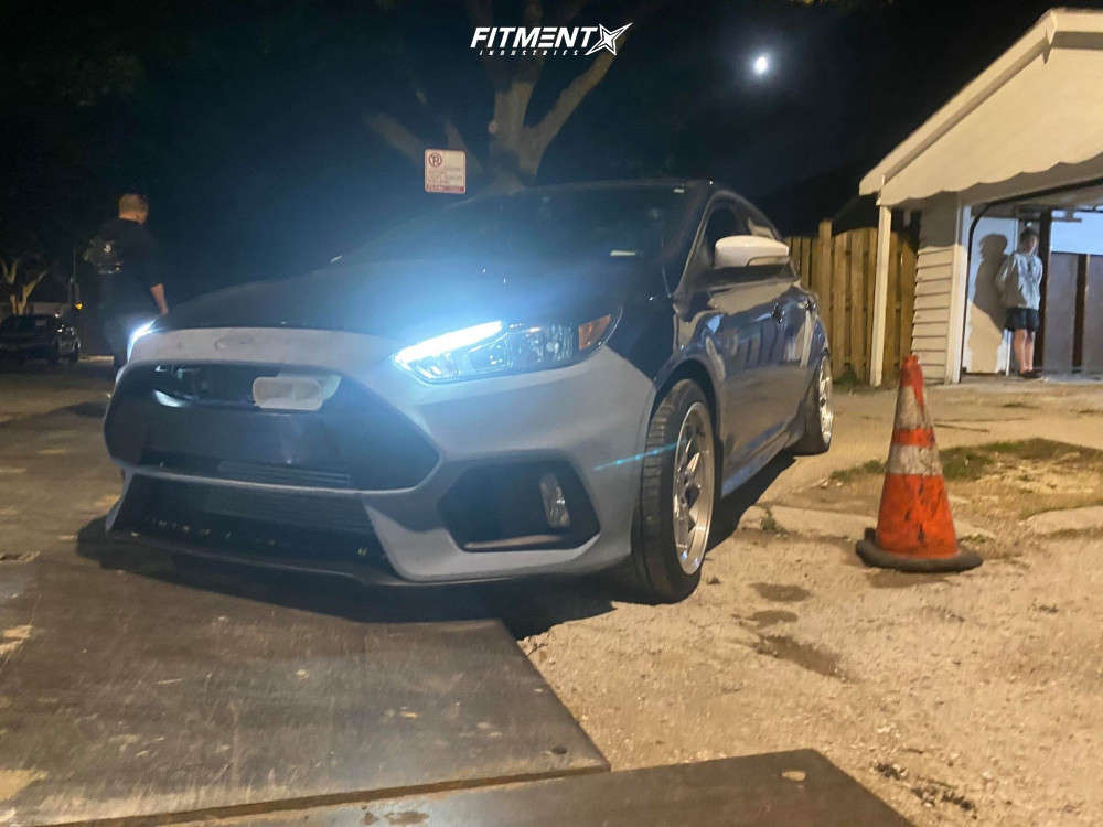 2018 Ford Focus ST with 18x8.5 ESR Cs2 and Continental 245x40 on ...