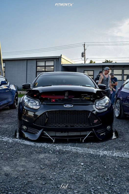 2014 Ford Focus ST with 18x8.5 ESR Rf11 and Kumho 215x40 on Air ...