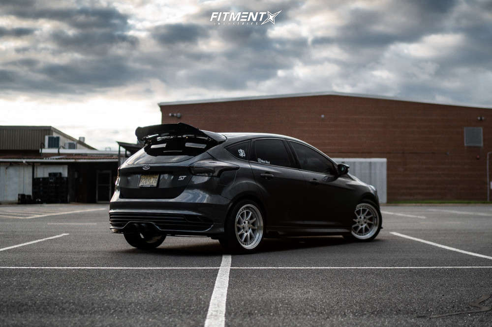2017 Ford Focus ST with 18x8.5 AVID1 AV56 and Toyo Tires 235x40 on ...