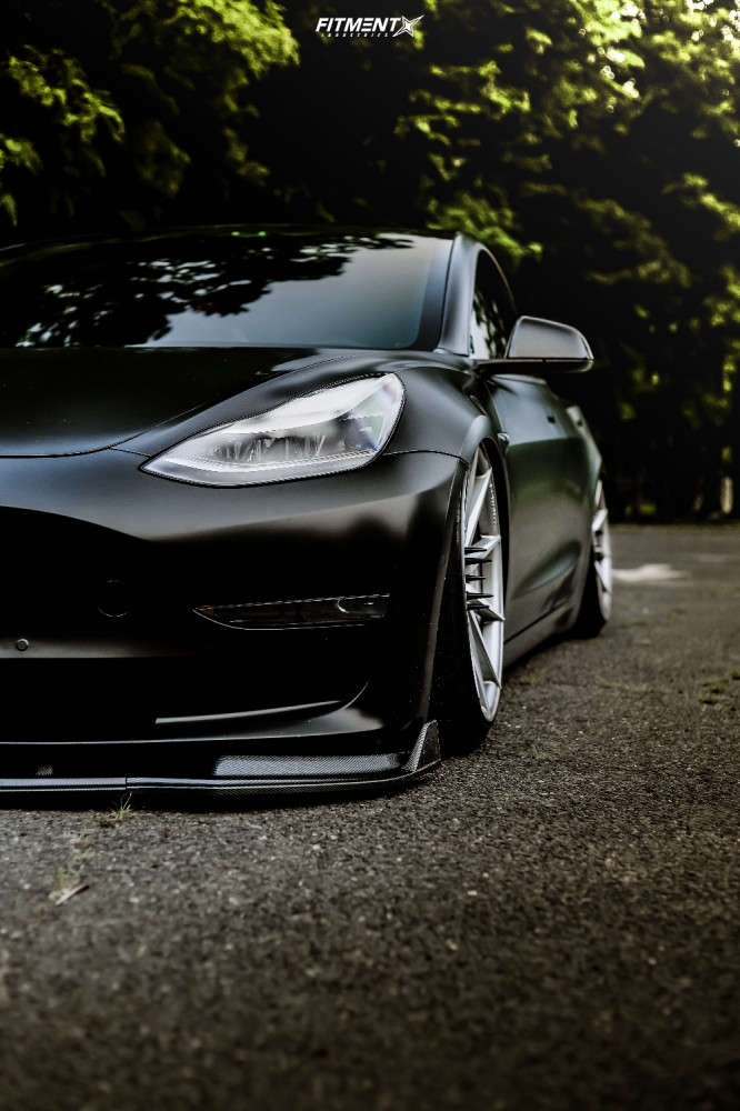 2021 Tesla 3 Performance with 20x10.5 Rohana Rfx1 and Milestar 245x35 ...