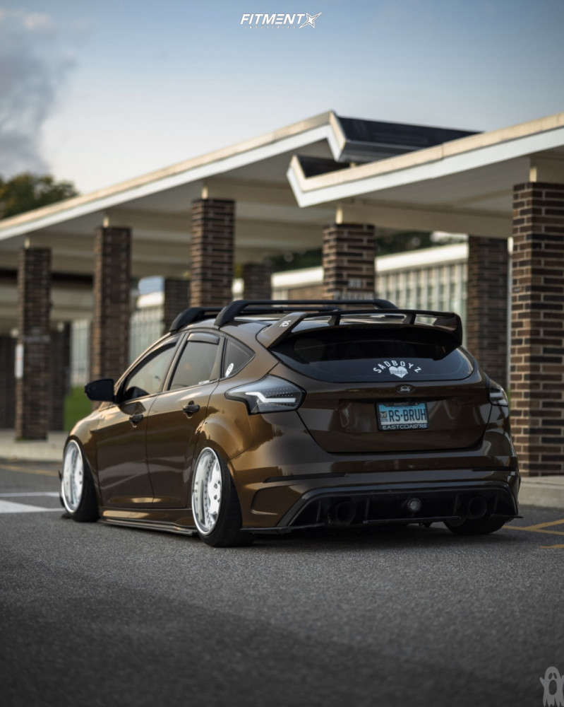 2016 Ford Focus RS with 18x10 GMR Vx-3 and Bridgestone 235x40 on Air ...