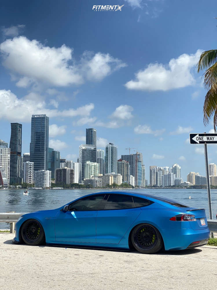 2016 Tesla S 70 with 20x9 Rotiform Lhr and Michelin 245x30 on Air ...