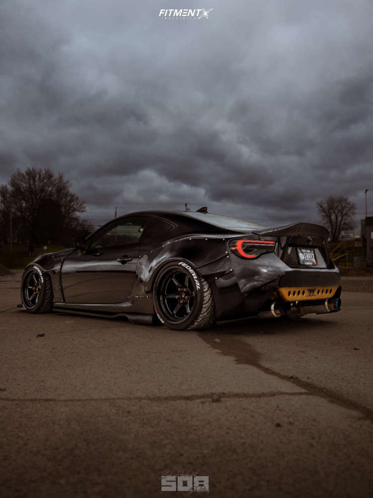 2017 Toyota 86 Base with 18x9.5 Cosmis Racing Xt-006r and Federal ...