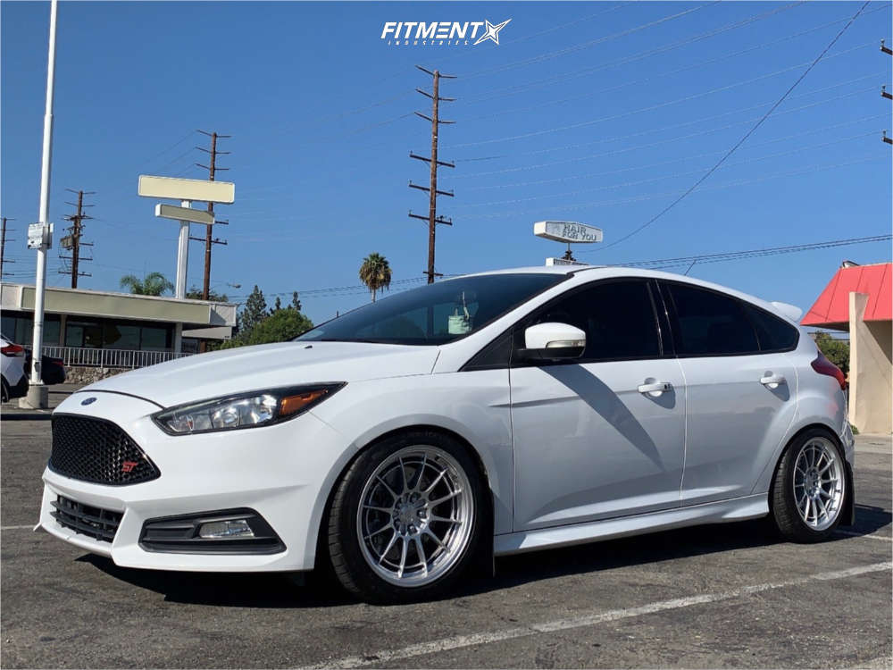 2017 Ford Focus ST with 18x9.5 Enkei Nt03 and Michelin 245x40 on ...