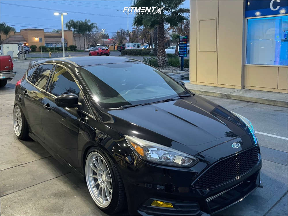 2017 Ford Focus ST with 18x9.5 Enkei Nt03m and Dunlop 235x40 on ...