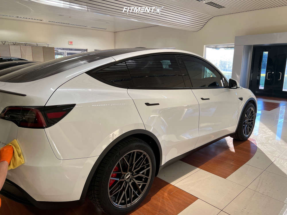 2021 Tesla Y Long Range with 20x10 VMR V802 and Continental 275x40 on ...