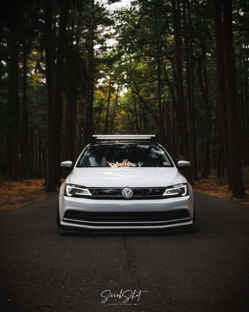 2017 Volkswagen Jetta SE with 18x8.5 F1R F21 and Federal 205x40 on Air ...