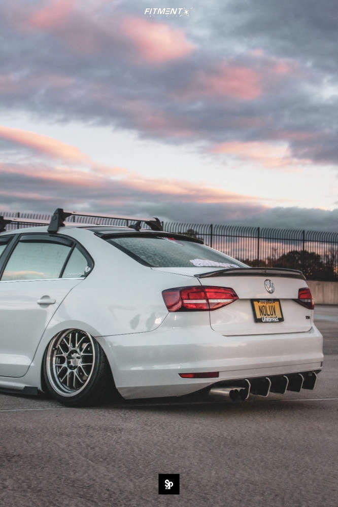 2017 Volkswagen Jetta SE with 18x8.5 F1R F21 and Federal 205x40 on Air ...