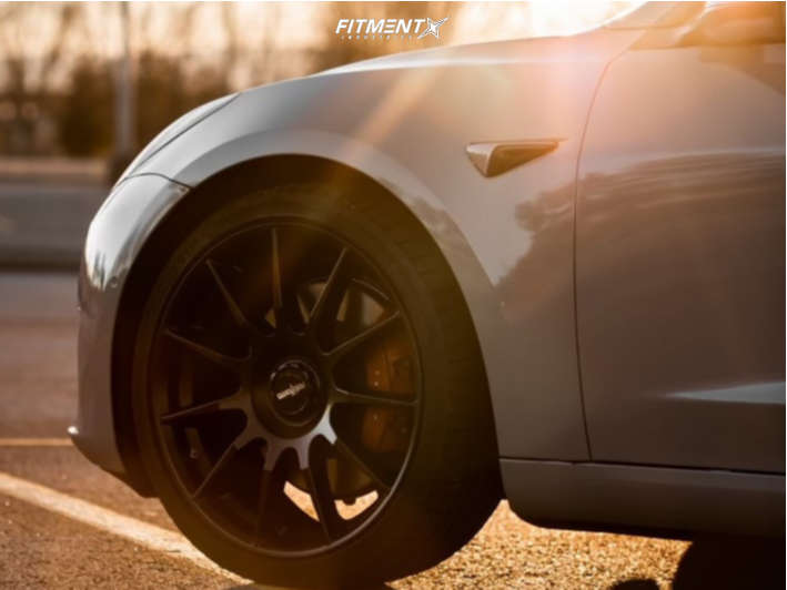 2018 Tesla 3 Performance with 20x8.5 Rotiform Dtm and Michelin 235x35 ...