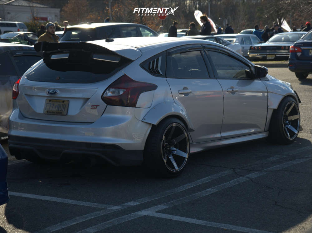 2014 Ford Focus ST with 18x10.5 Cosmis Racing S1 and Michelin 265x35 on ...