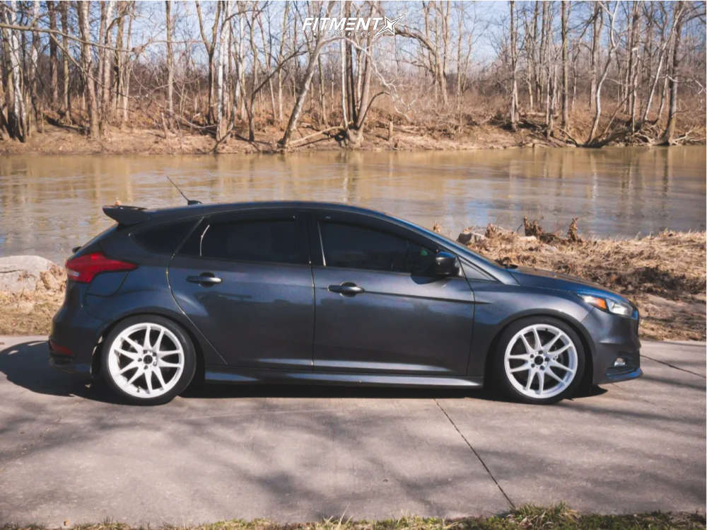2015 Ford Focus ST with 18x8.5 Vors Tr4 and Vercelli 215x40 on ...