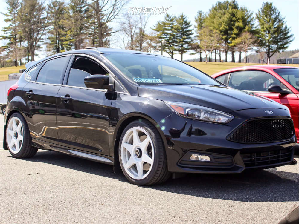 2017 Ford Focus ST with 18x8.5 Fifteen52 Tarmac Evo and Hankook 235x40 ...