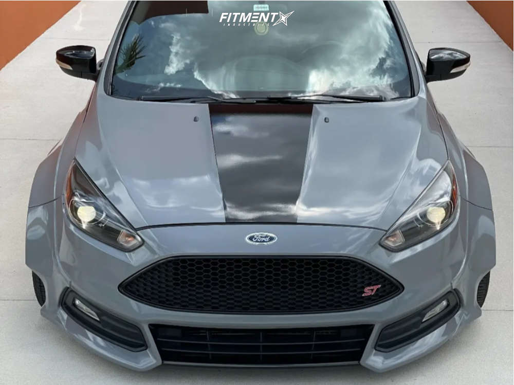 2016 Ford Focus ST with 19x10.5 ESR Sr07 and Pirelli 275x30 on ...