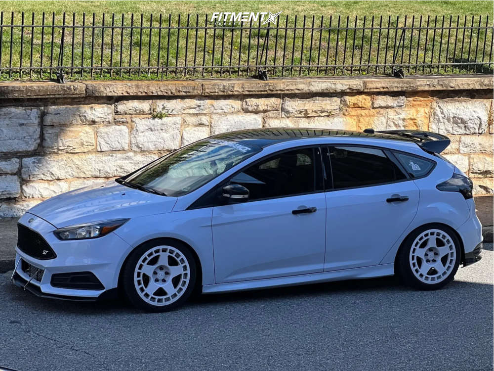 2018 Ford Focus ST with 18x8.5 Fifteen52 Turbomac and Achilles 235x40 ...
