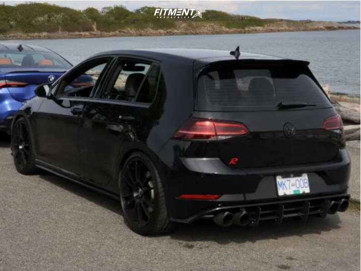 2018 Volkswagen Golf R Base with 19x8 OZ Racing Ultraleggera Hlt and ...