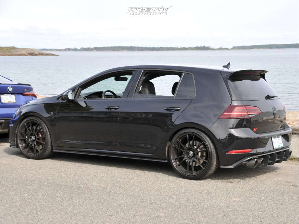 2018 Volkswagen Golf R Base with 19x8 OZ Racing Ultraleggera Hlt and ...