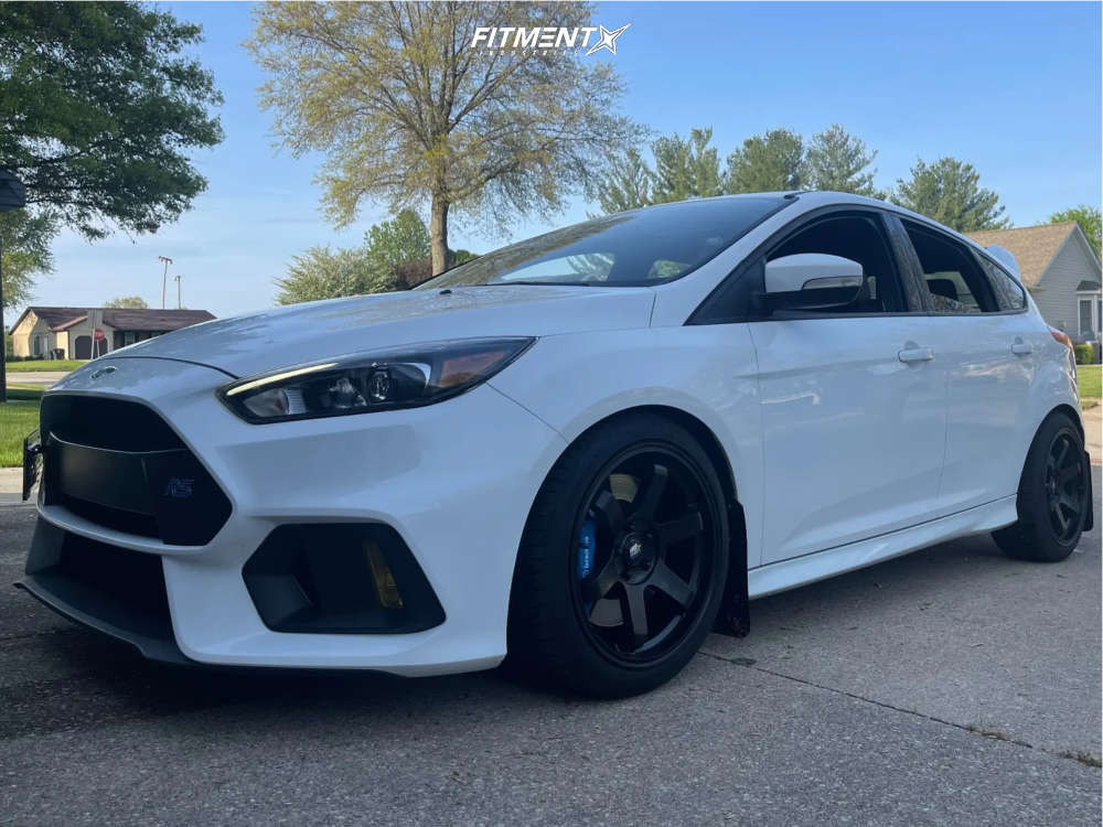 2017 Ford Focus RS with 18x8.5 MST Mt01 and Continental 235x45 on ...
