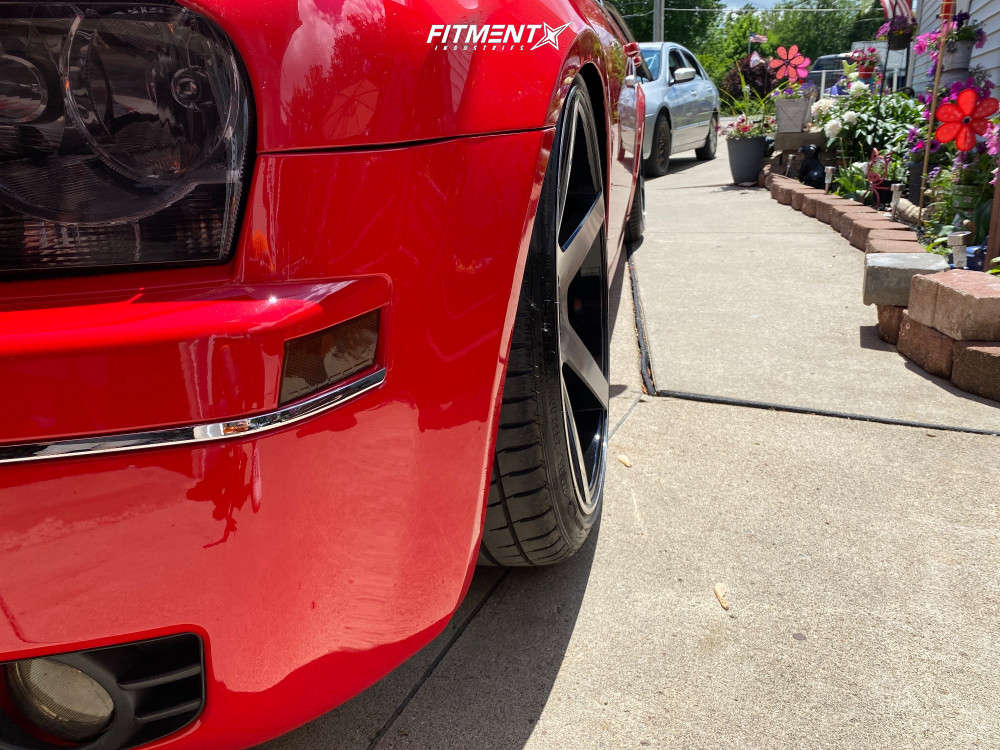 2005 Dodge Magnum R/T with 22x9.5 Strada Perfetto and Accelera 255x35 ...