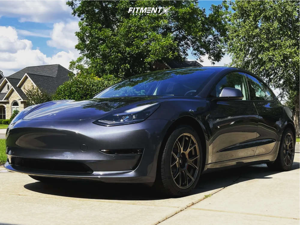 2021 Tesla 3 Performance with 18x9.5 Konig Ampliform and Michelin ...