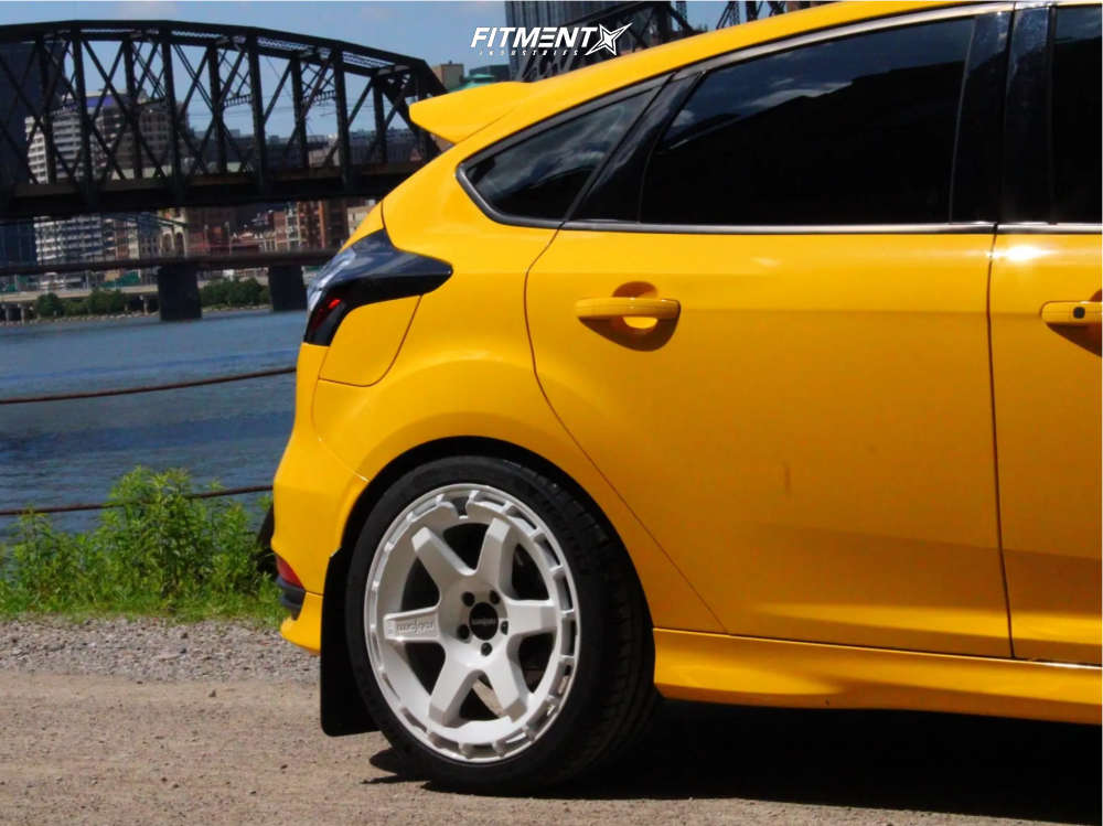 2017 Ford Focus ST with 19x8.5 Rotiform Kb1 and Michelin 255x35 on ...