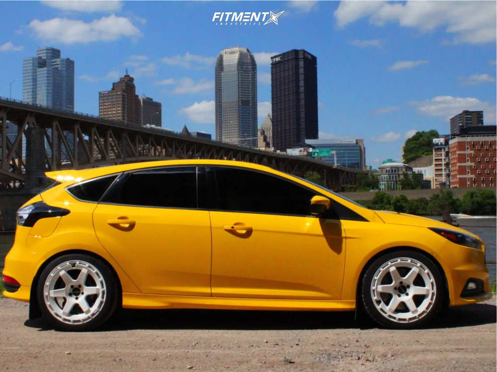 2017 Ford Focus ST with 19x8.5 Rotiform Kb1 and Michelin 255x35 on ...