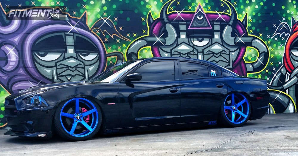 2013 Dodge Charger R/T with 22x8.5 STR 607 and Nexen 265x35 on Air ...