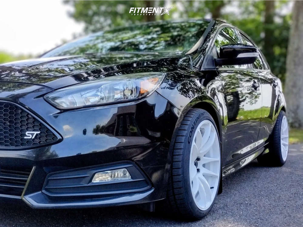 2017 Ford Focus ST with 18x9.5 Vors Tr4 and Continental 255x35 on Stock ...