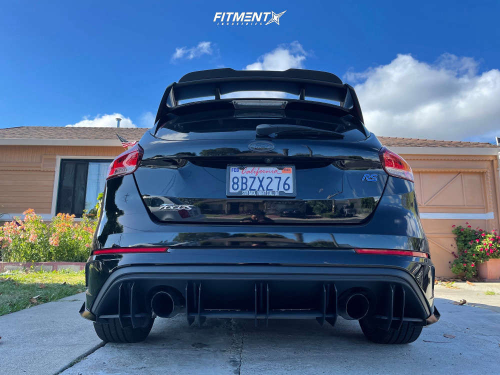 2017 Ford Focus RS with 19x8.5 Rotiform Kb1 and Michelin 235x35 on ...