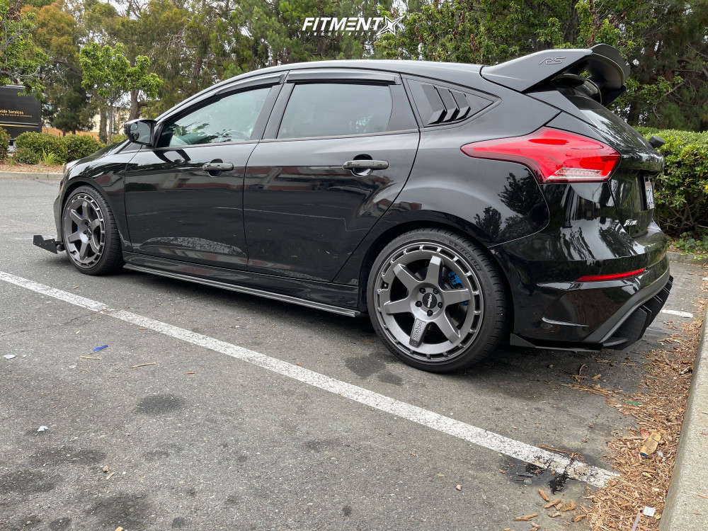 2017 Ford Focus RS with 19x8.5 Rotiform Kb1 and Michelin 235x35 on ...