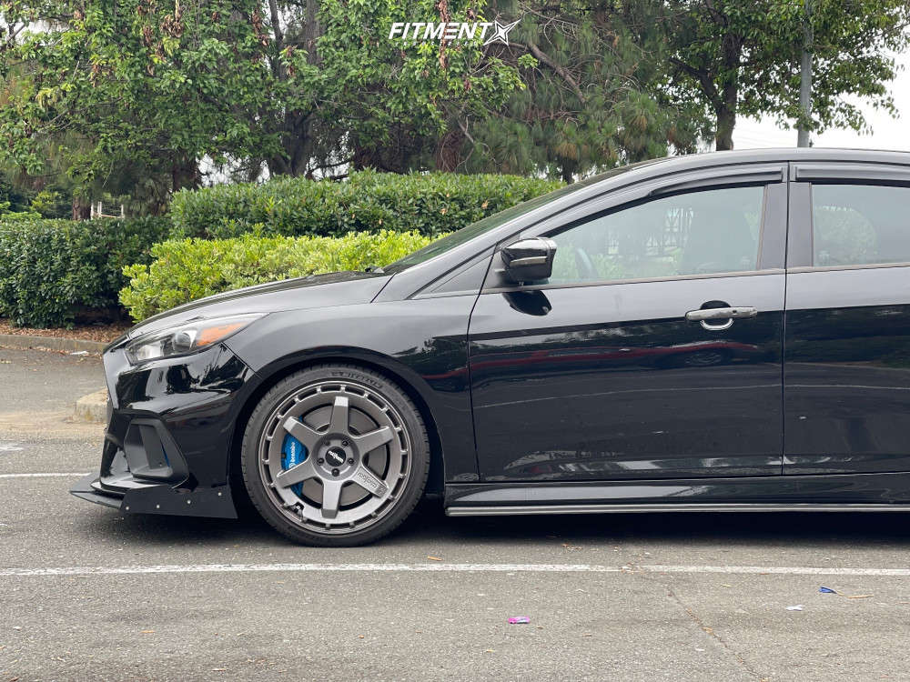 2017 Ford Focus RS with 19x8.5 Rotiform Kb1 and Michelin 235x35 on ...