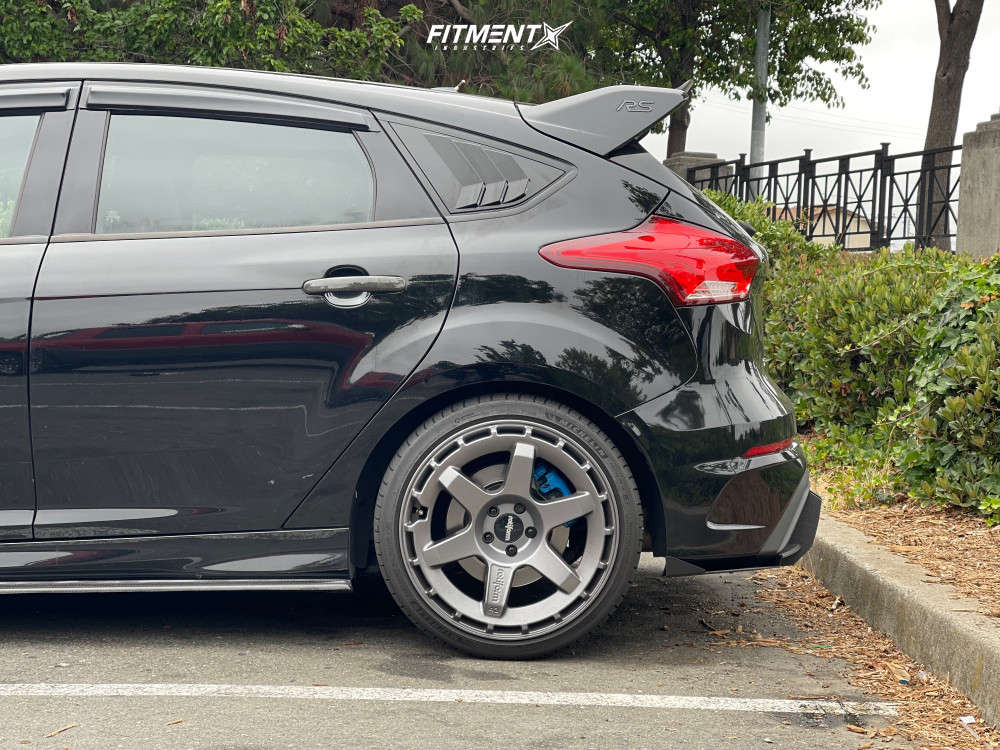 2017 Ford Focus RS with 19x8.5 Rotiform Kb1 and Michelin 235x35 on ...
