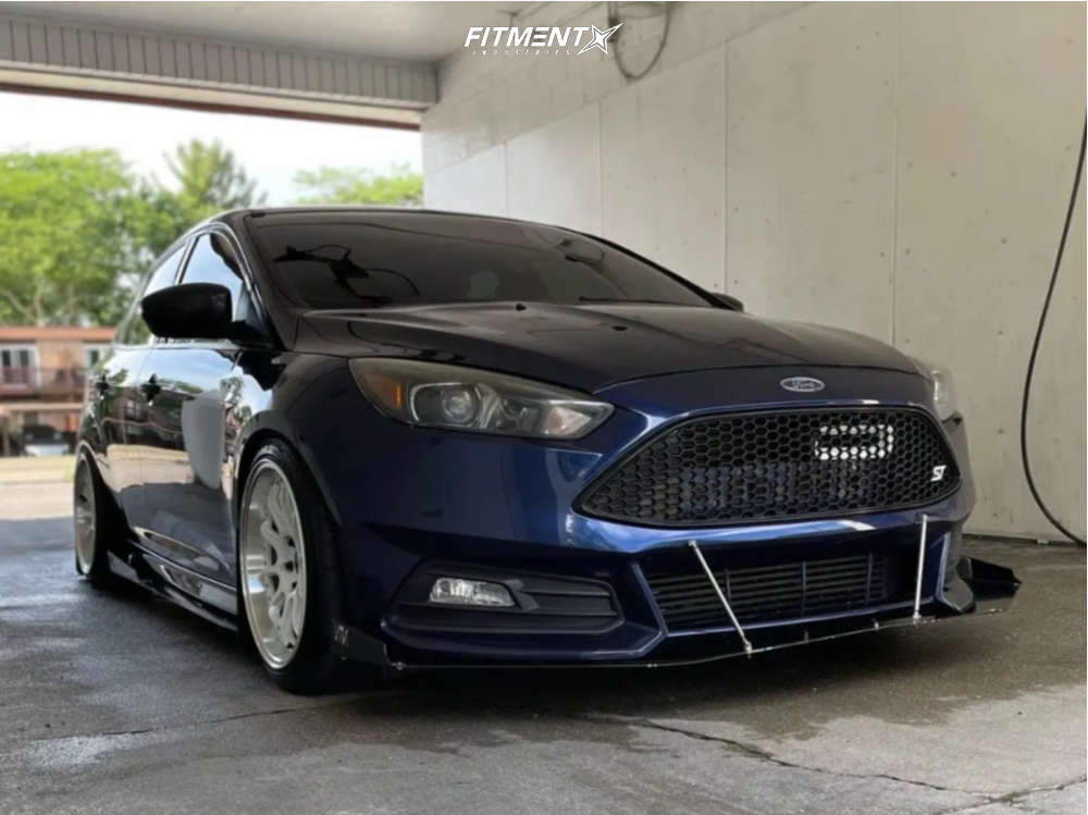 2017 Ford Focus ST with 18x9.5 ESR Cs12 and Firestone 235x35 on ...