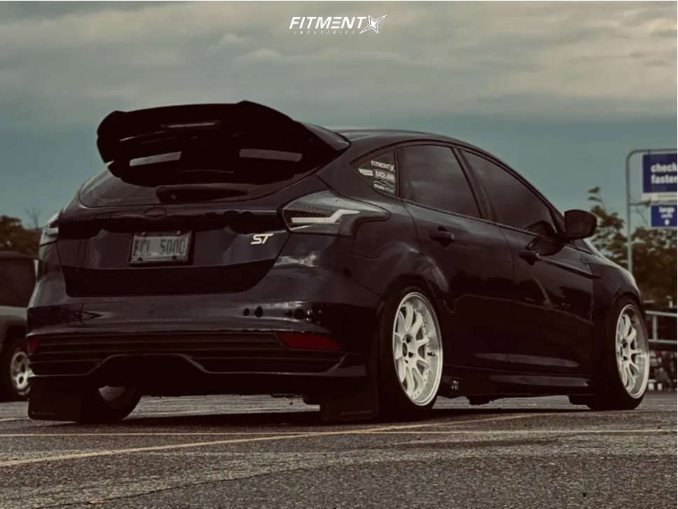 2017 Ford Focus ST with 18x9.5 ESR Cs12 and Firestone 235x35 on ...