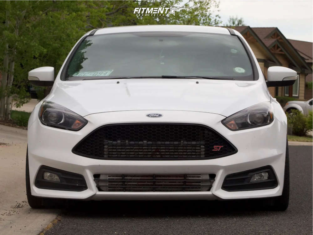 2016 Ford Focus ST with 18x8.5 Fifteen52 Tarmac Evo and Falken 225x45 ...