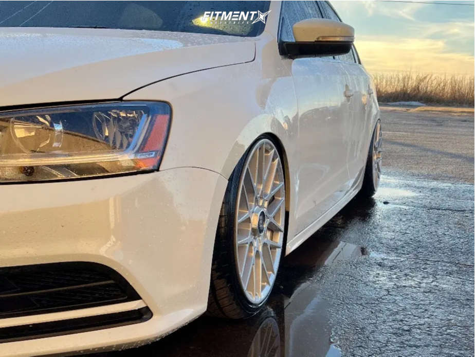 2017 Volkswagen Jetta SE with 18x8.5 Rotiform Rse and Vercelli 215x35 ...