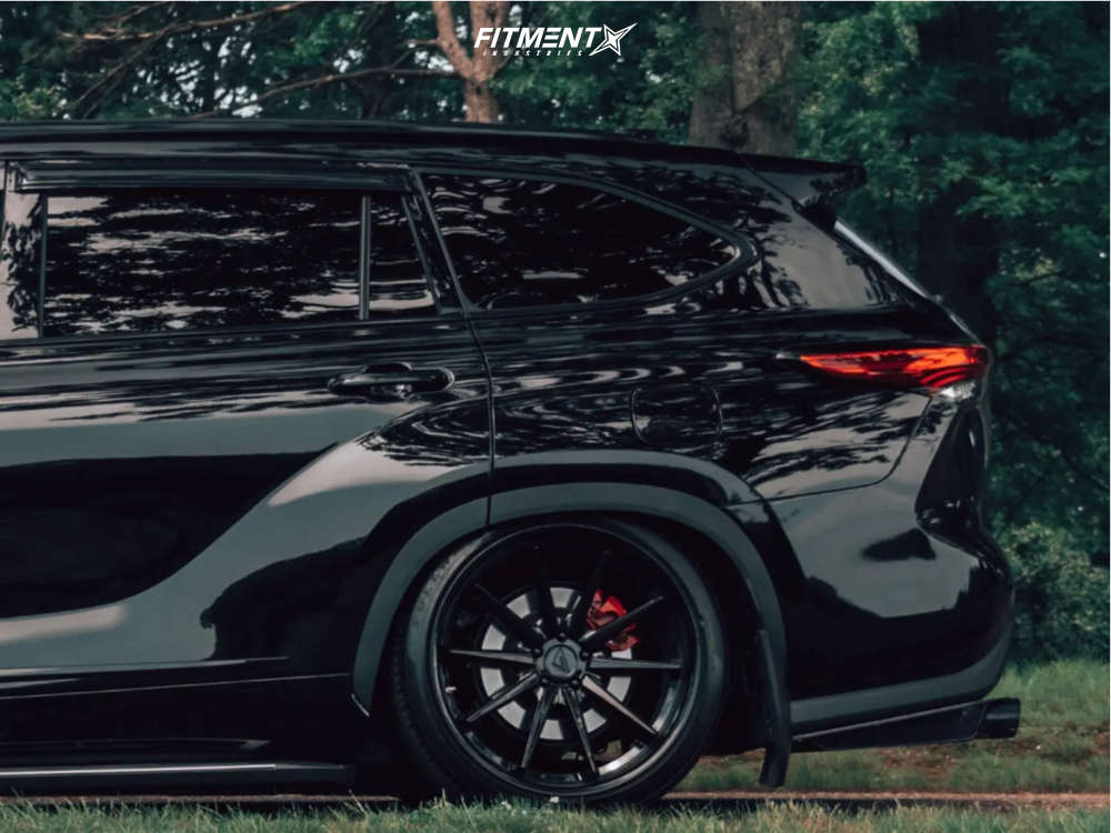2021 Toyota Highlander XLE with 22x9.5 Ferrada FR4 and Fullway 275x35 ...