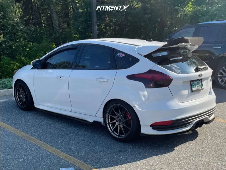 2016 Ford Focus ST with 18x8.5 Aodhan Ah09 and Continental 235x40 on ...